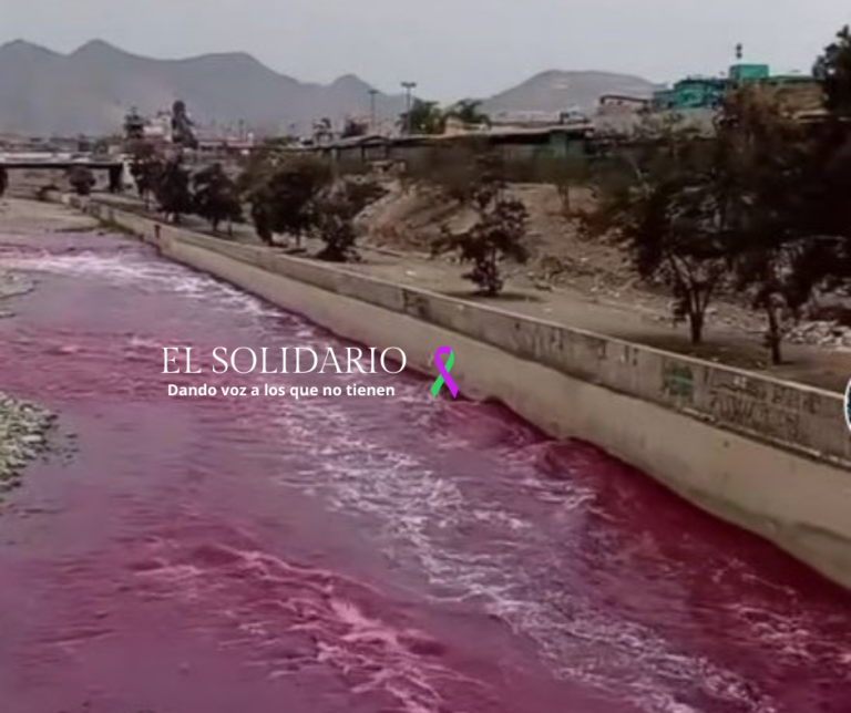Río Rímac en Perú se tiñe de rojo